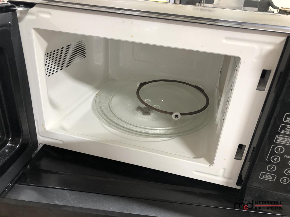 Gourmia Air Fryer, (2) Microwaves and Starfrit Personal Blender